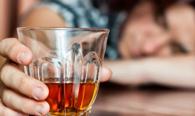 Conoce los síntomas para reconocer a un alcohólico — Radio Imagina