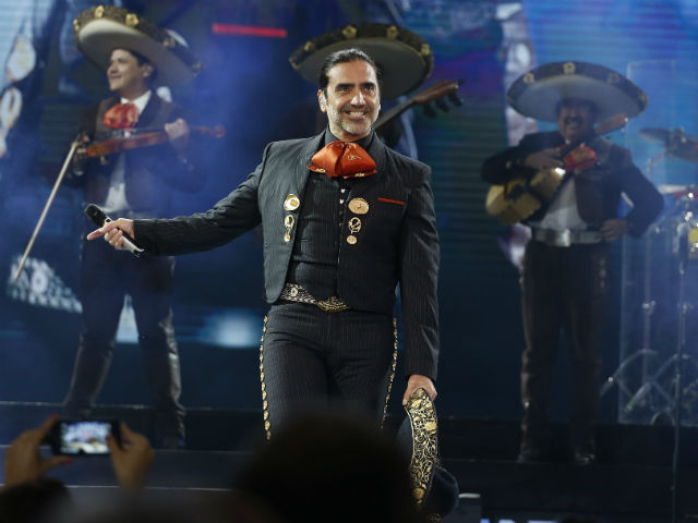 Alejandro Fernández sorprende con nuevo look — Radio Imagina