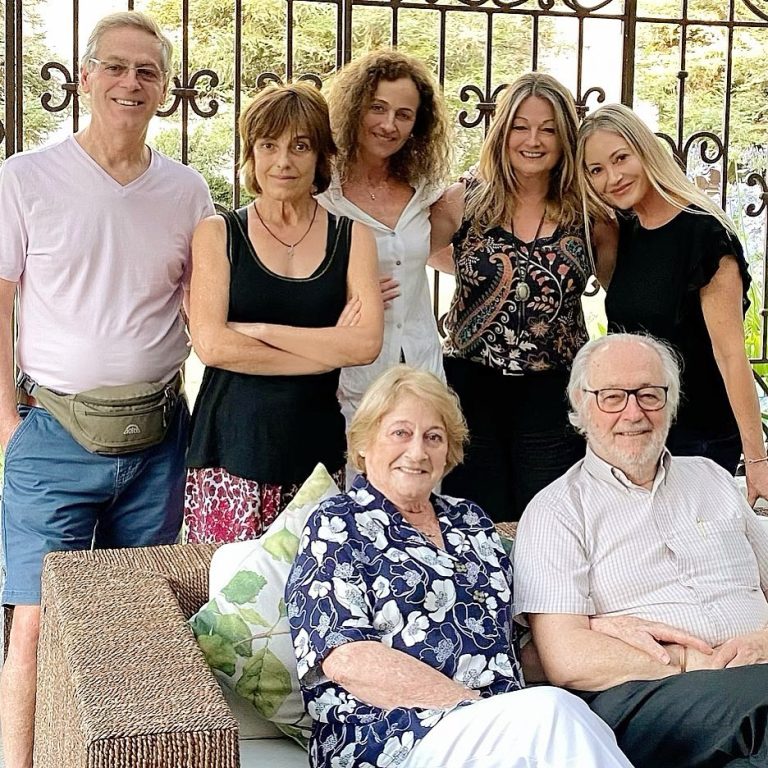 Marcela Vacarezza se reunió con su familia y su hermana Adriana — Radio ...