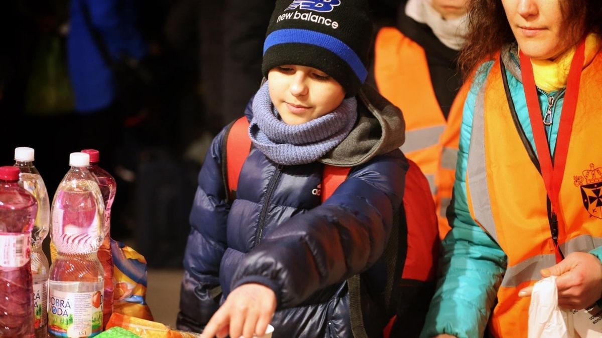 Niño ucraniano viaja cientos de kilómetros para estar a salvo de la ...