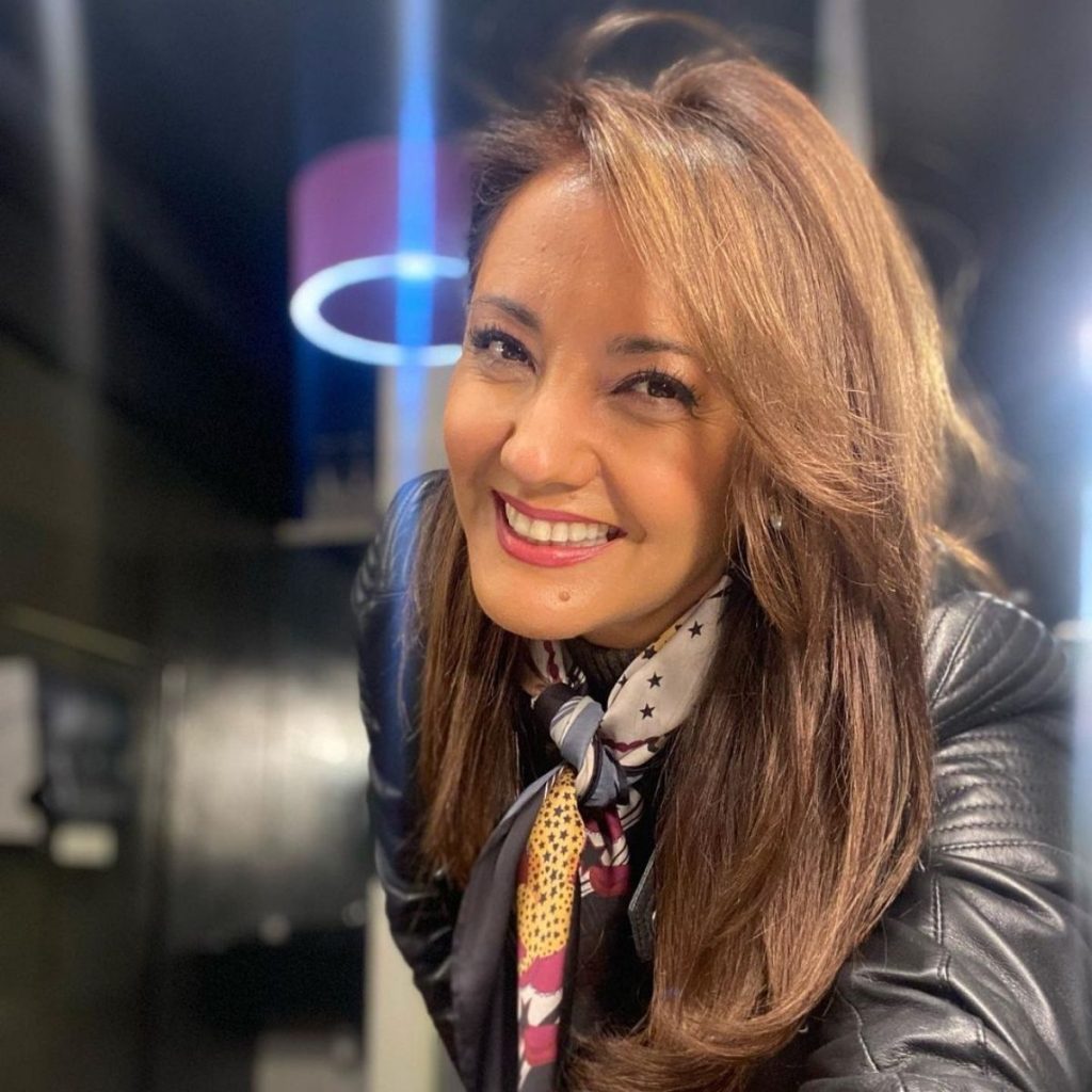 Priscilla Vargas se mostró al natural tiñéndose el pelo desde su casa ...