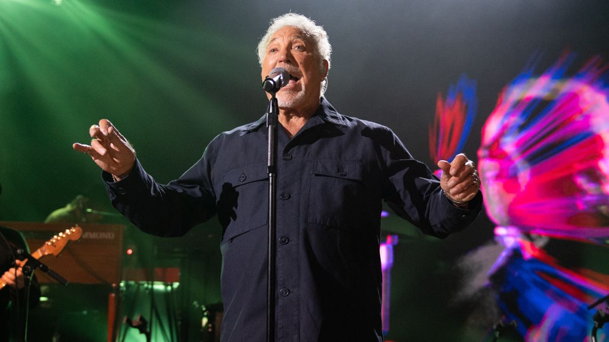 Sir Tom Jones celebró su cumpleaños publicando un inédito concierto ...