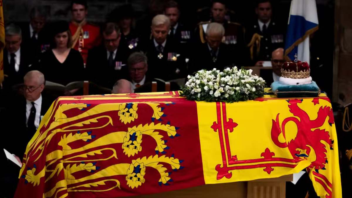 Guardia que cuidaba ataúd de la Reina Isabel se desmaya — Radio Imagina
