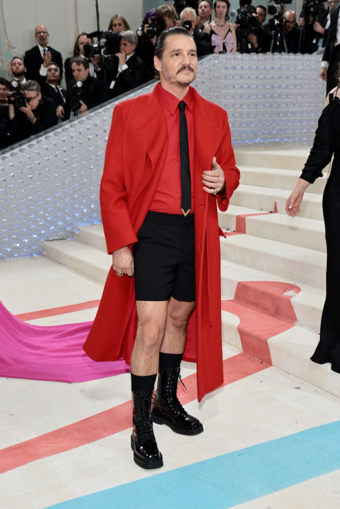 ¡Si es chileno, es bueno! El atrevido look de Pedro Pascal en Met Gala ...
