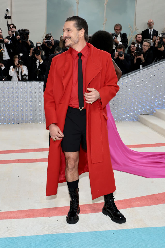 ¡Si es chileno, es bueno! El atrevido look de Pedro Pascal en Met Gala ...