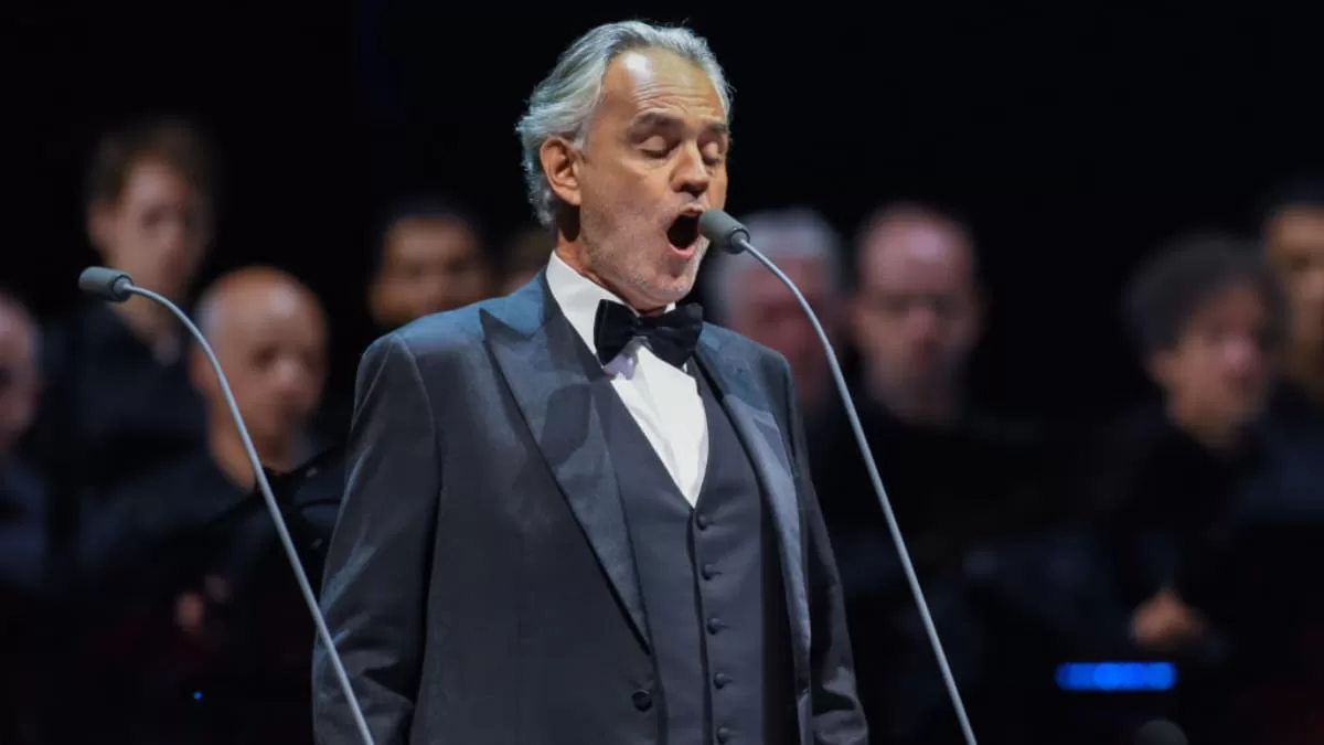 ¡Todo es arte junto a él! Andrea Bocelli interpretó "Con Te Partiró" en icónico palacio de ...
