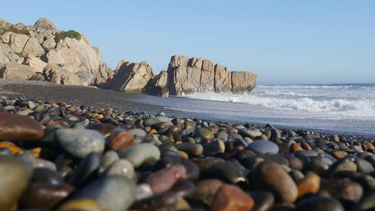 Un paraíso tranquilo frente al mar a una hora de Santiago: La playa ...