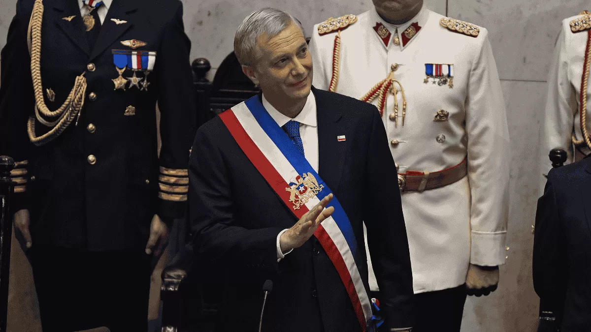 Así fue el momento en que Gabriel Boric entrega el mando de Chile al ...